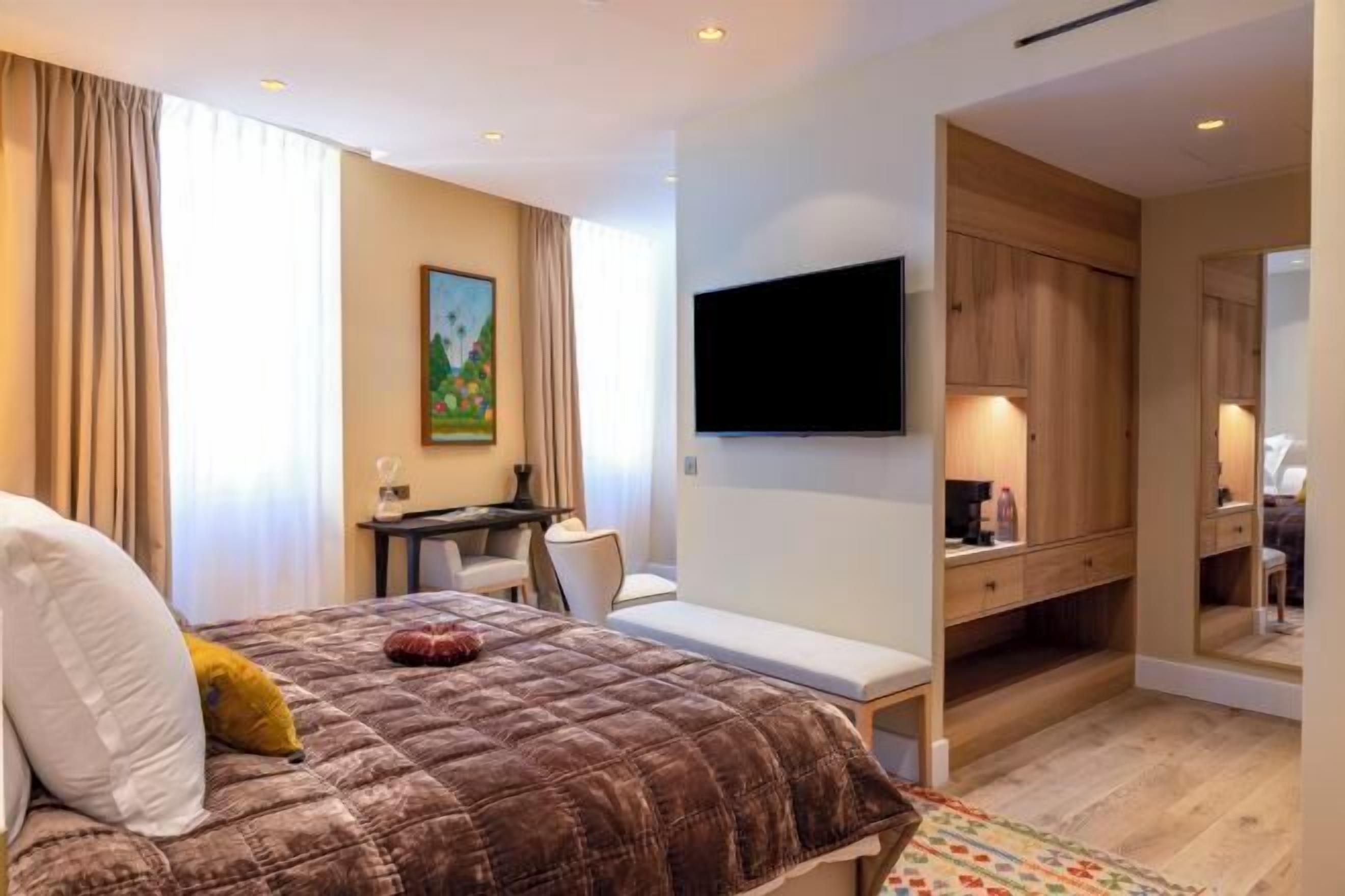 1 quarto, frigobar, cofres nos quartos, escrivaninha