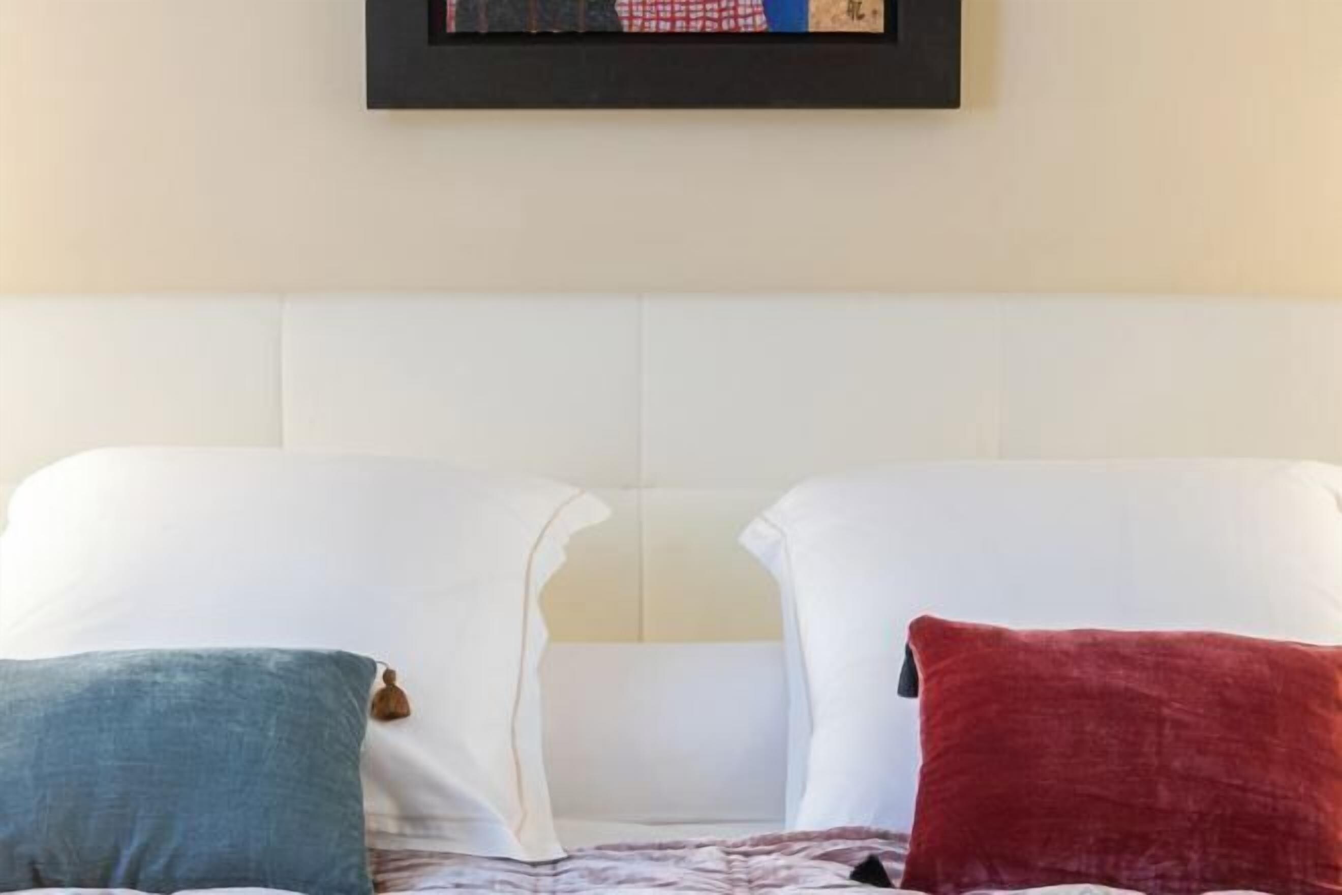 1 quarto, frigobar, cofres nos quartos, escrivaninha