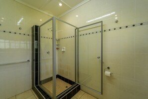 Quarto, 1 quarto, acessível, pátio | Casa de banho