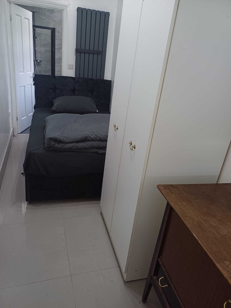 Budgeted Shared Residence Near Coventry Building Society (Cbs) Ricoh Arena & M6 - Nuneaton