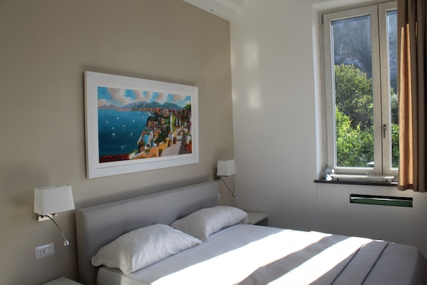 Quarto clássico | Escrivaninha, Wi-Fi de cortesia, roupa de cama