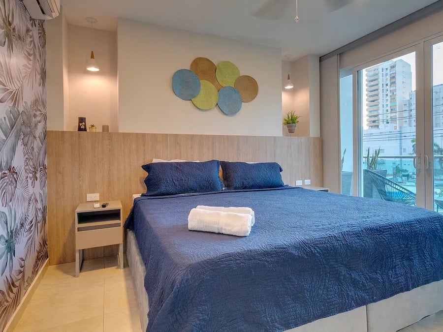 Quarto Romântico, 1 cama king-size, varanda, Vista para a cidade | Roupa de alta qualidade, edredões de penas