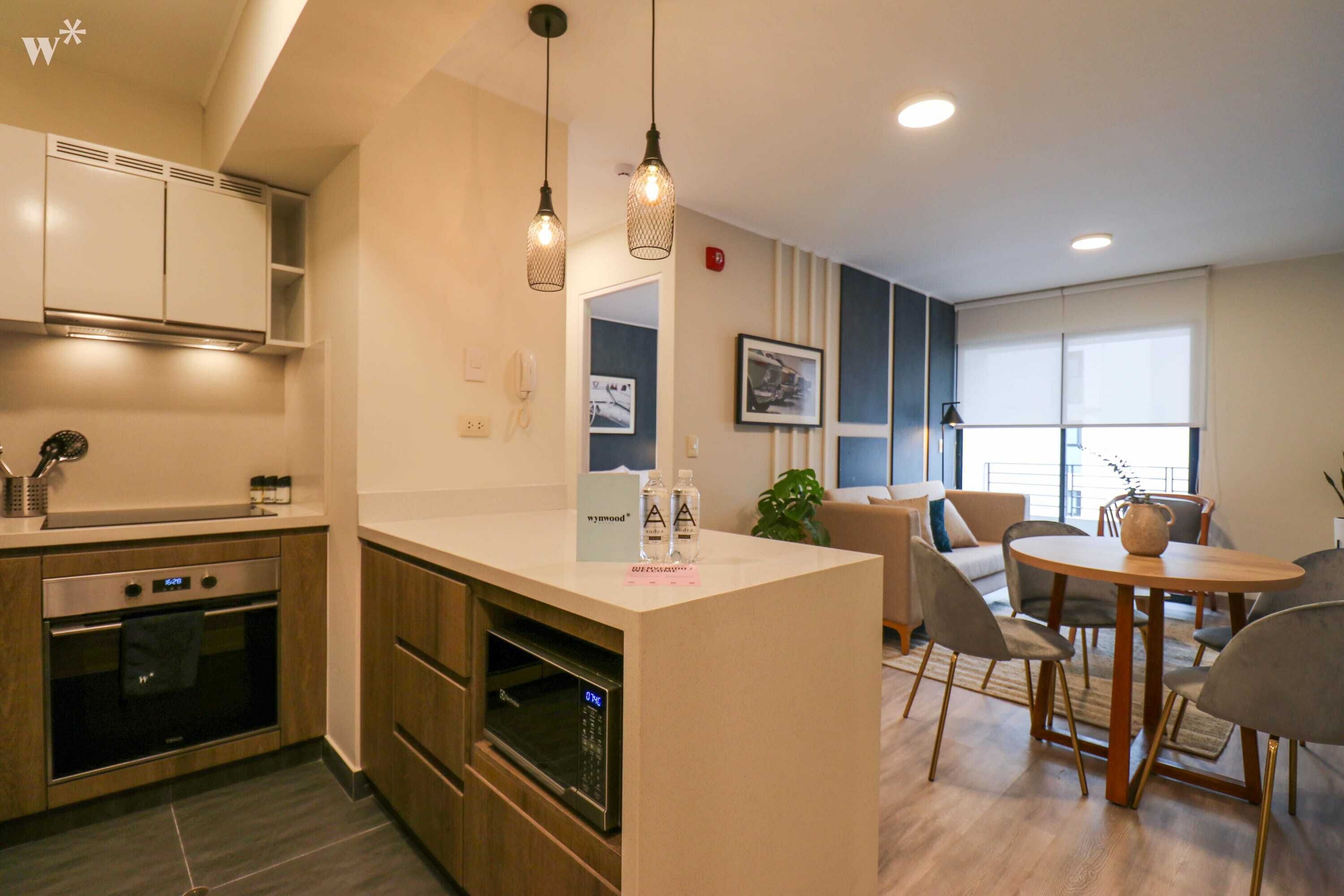 Apartamento (909) | Cozinha privada | Um micro-ondas, um forno, uma cafeteira/bule, uma chaleira elétrica 
