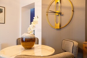 Apartamento superluxo | Área de estar | Smart TV 55 polegadas com canais a cabo