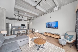 Quarto quádruplo premium, 4 quartos | Sala de estar | Smart TV 55 polegadas com canais digitais