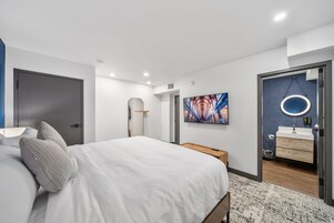 Quarto quádruplo superluxo, 4 quartos | Espaço de trabalho para notebook, cortinas blackout