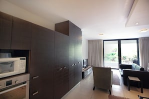 Estúdio, 1 quarto, varanda, vista para o jardim | Sala de estar