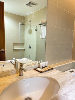 Quarto standard, 1 quarto | Banheiro | Chinelos, bidê, toalhas de banho, sabonete