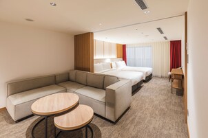 Quarto Quádruplo Exclusivo | Minibar grátis, cofre no quarto, com decoração personalizada
