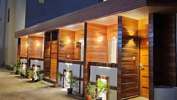 Fachada do alojamento (tarde/noite)