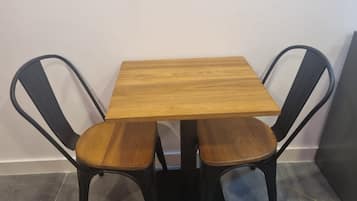 Quarto Duplo ou Twin Deluxe, varanda | Refeições no quarto