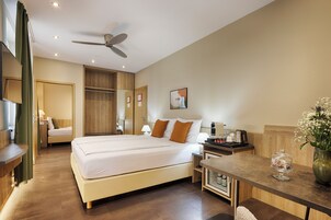 Quarto triplo conforto | Cofres nos quartos, espaço de trabalho para notebook, cortinas blackout