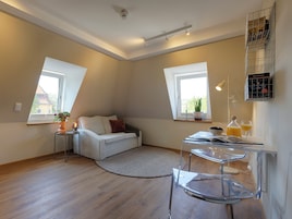 Apartamento Comfort | Sala de estar | Televisor de ecrã plano de 45 polegadas com canais por cabo 