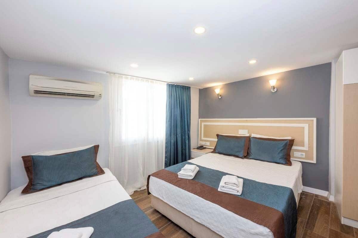 Quarto triplo básico | Quartos à prova de som, Wi-Fi de cortesia