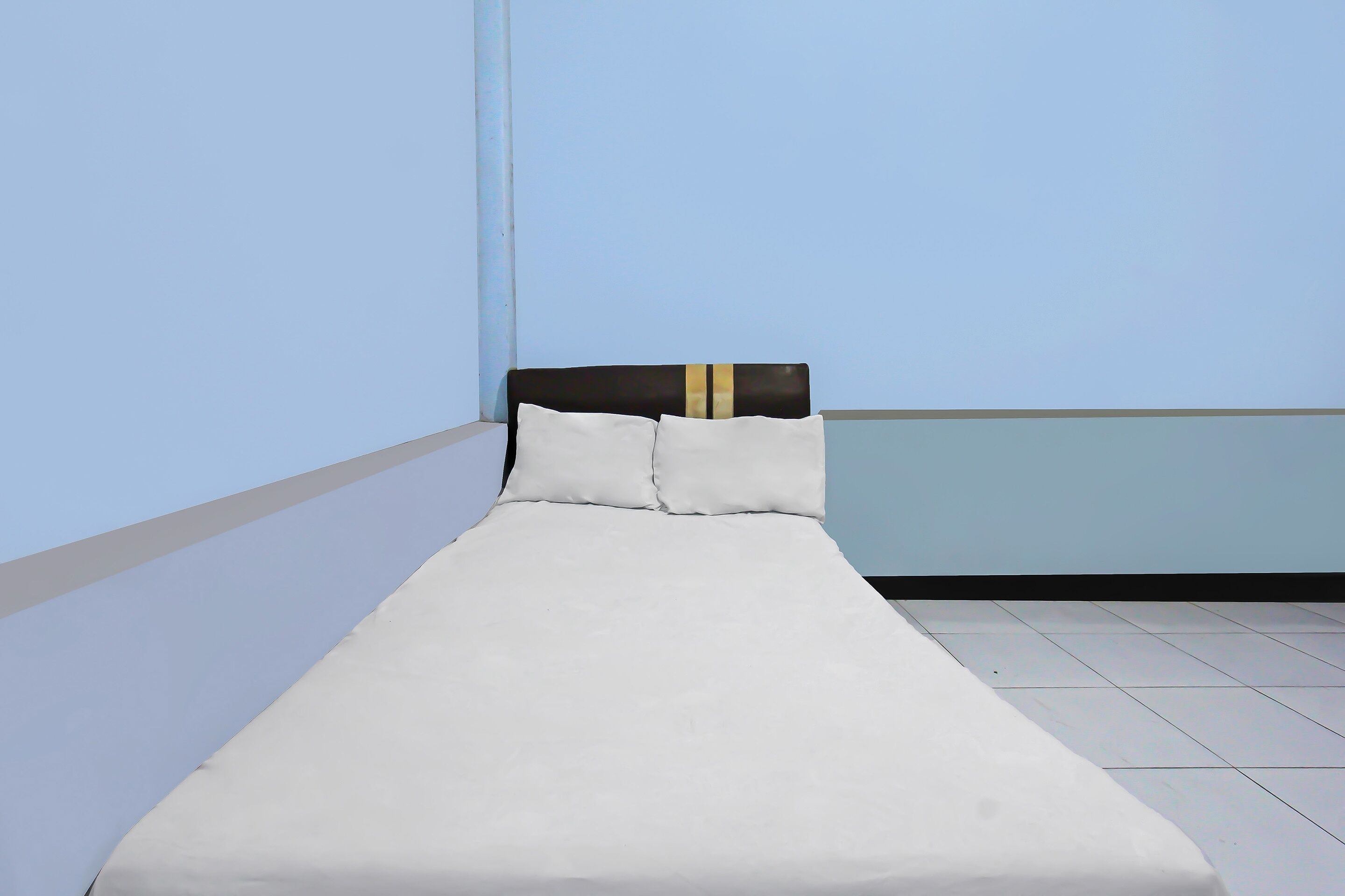 Uma cama de solteiro com roupa de cama branca em um quarto com paredes azul claro e chão de azulejos brancos.