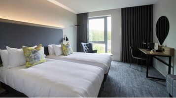 Quarto Twin Standard | Cofre com capacidade para portátil, secretária 