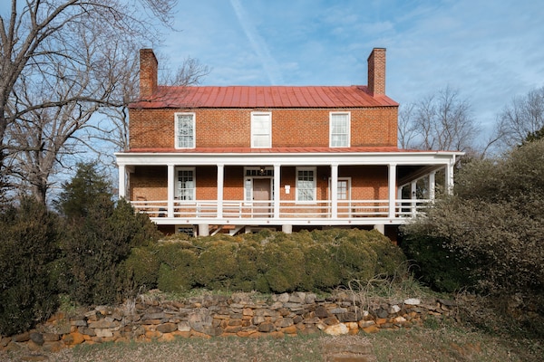 The Crossroads Inn - Crozet, VA