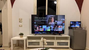 Studio with a Garden View | Sala de estar | Televisor LED, lareira, filmes pagos, escritórios