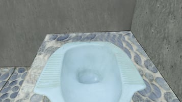 Quarto Duplo Económico | Casa de banho | Um polibã, sabão