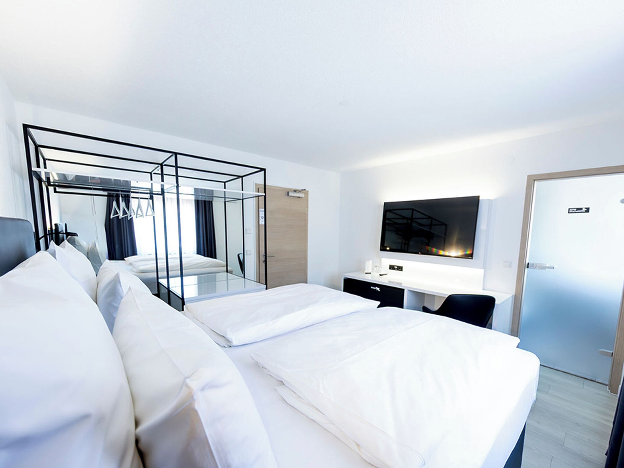 Quarto casal | Frigobar (abastecido com itens grátis), escrivaninha, cortinas blackout