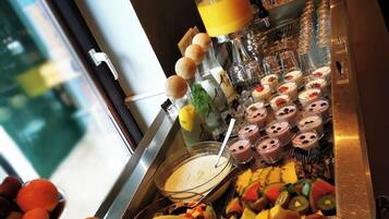 Pequeno-almoço tipo buffet diário (15 EUR por pessoa)