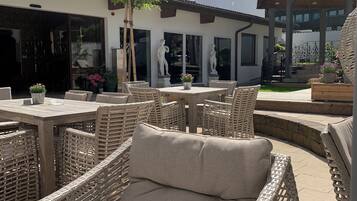 Terraço com espreguiçadeiras