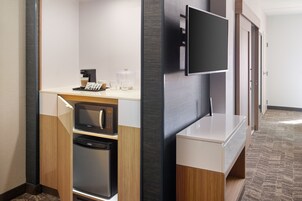 Escrivaninha, espaço de trabalho para notebook, cortinas blackout