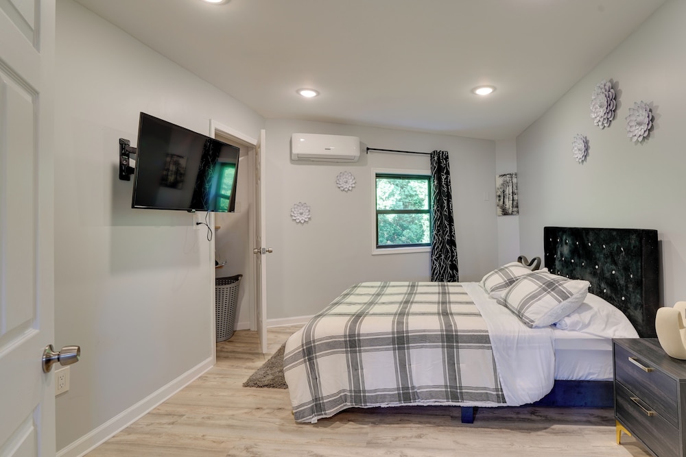 Second-floor Harveys Lake Apartment With Deck! - Dallas, PA