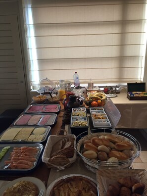 Pequeno-almoço tipo buffet diário (15 EUR por pessoa)
