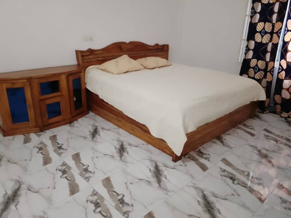 Beautiful 3 Bedroom Home Minutes From The Ocean - Lomé