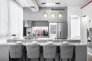 Penthouse Presidencial, cozinha, Vista para a cidade | Refeições no quarto