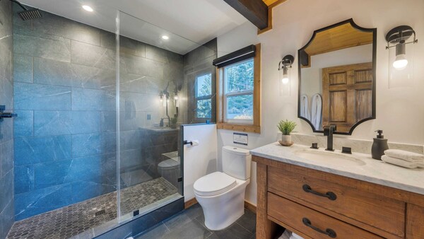 Lake View, Firepit, Game Room Remodeled Nightingale Overlook By Avantstay - Tahoe City, CA