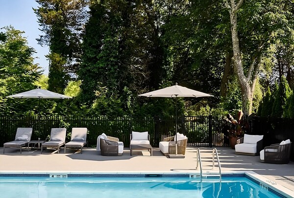 Located Close To East Hampton's Gorgeous Beaches! 2 Comfortable Units, Pool! - Montauk, NY