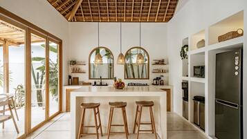 Villa, 2 quartos | Cozinha privada | Um frigorífico, uma placa de cozinha, uma cafeteira/bule