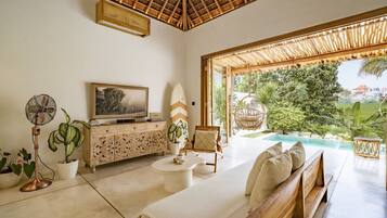 Villa, 2 quartos | Sala | Smart TV de 55 polegadas com canais digitais