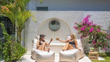 Terraço com espreguiçadeiras