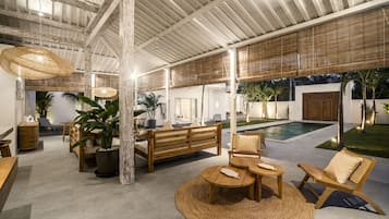 Vila luxo, piscina particular, vista para a piscina | Área de estar | TV de tela plana