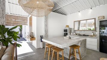 Vila luxo, piscina particular, vista para a piscina | Cozinha privada | Geladeira, micro-ondas, cooktop, cafeteira/chaleira