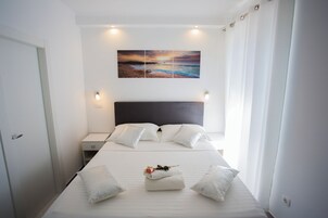 Quarto casal luxo | Cofres nos quartos, escrivaninha, espaço de trabalho para notebook