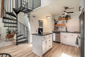 Cabana premier | Cozinha privada | Geladeira grande, micro-ondas, fogão, cooktop