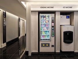 Máquina de vendas e máquina de gelo em um corredor com design moderno.