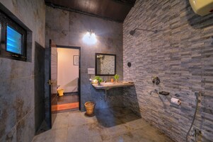 Quarto premium | Banheiro | Chuveiro, chuveiro com efeito de chuva, produtos de toalete de grife 