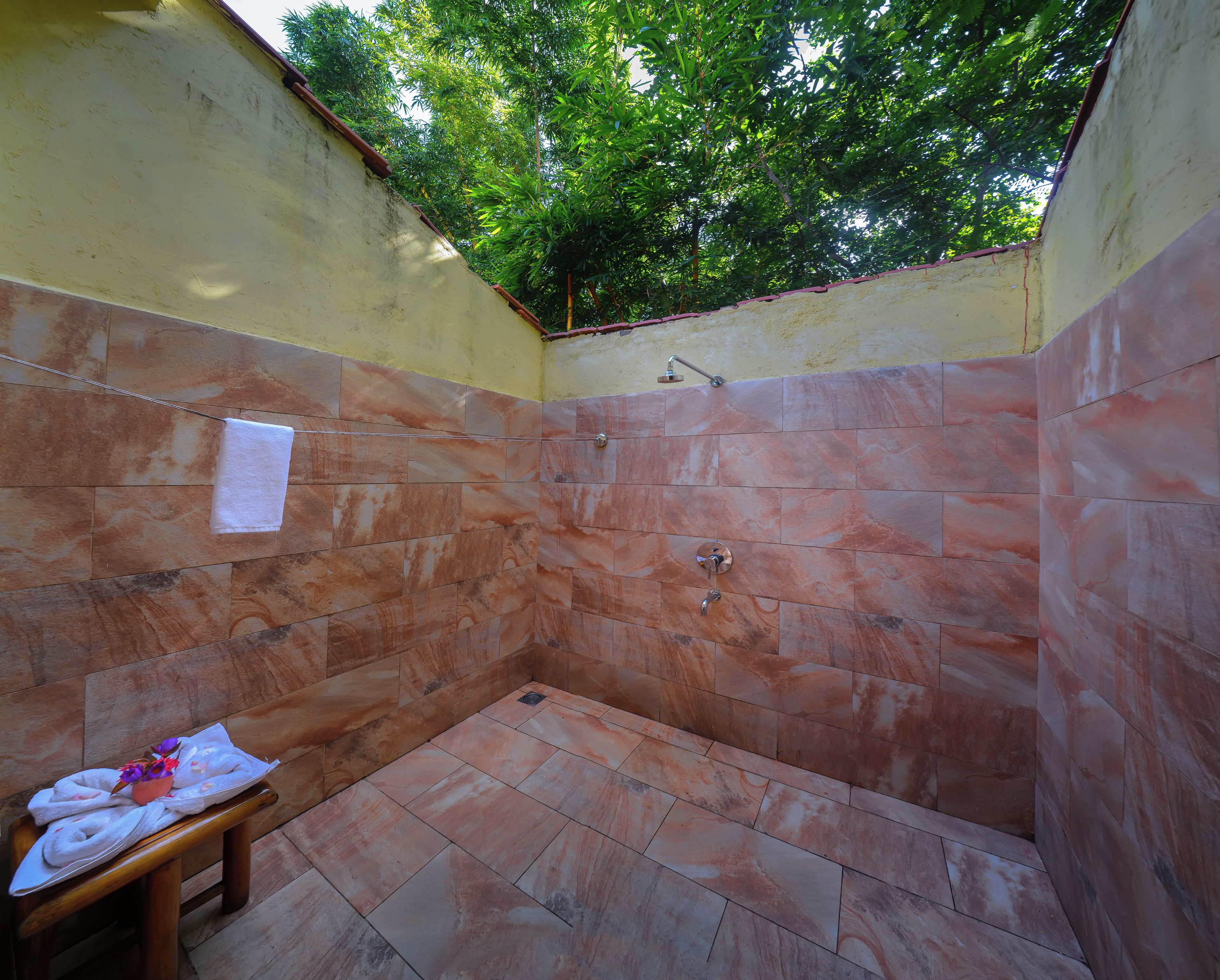 Quarto premium | Banheiro | Chuveiro, chuveiro com efeito de chuva, produtos de toalete de grife 