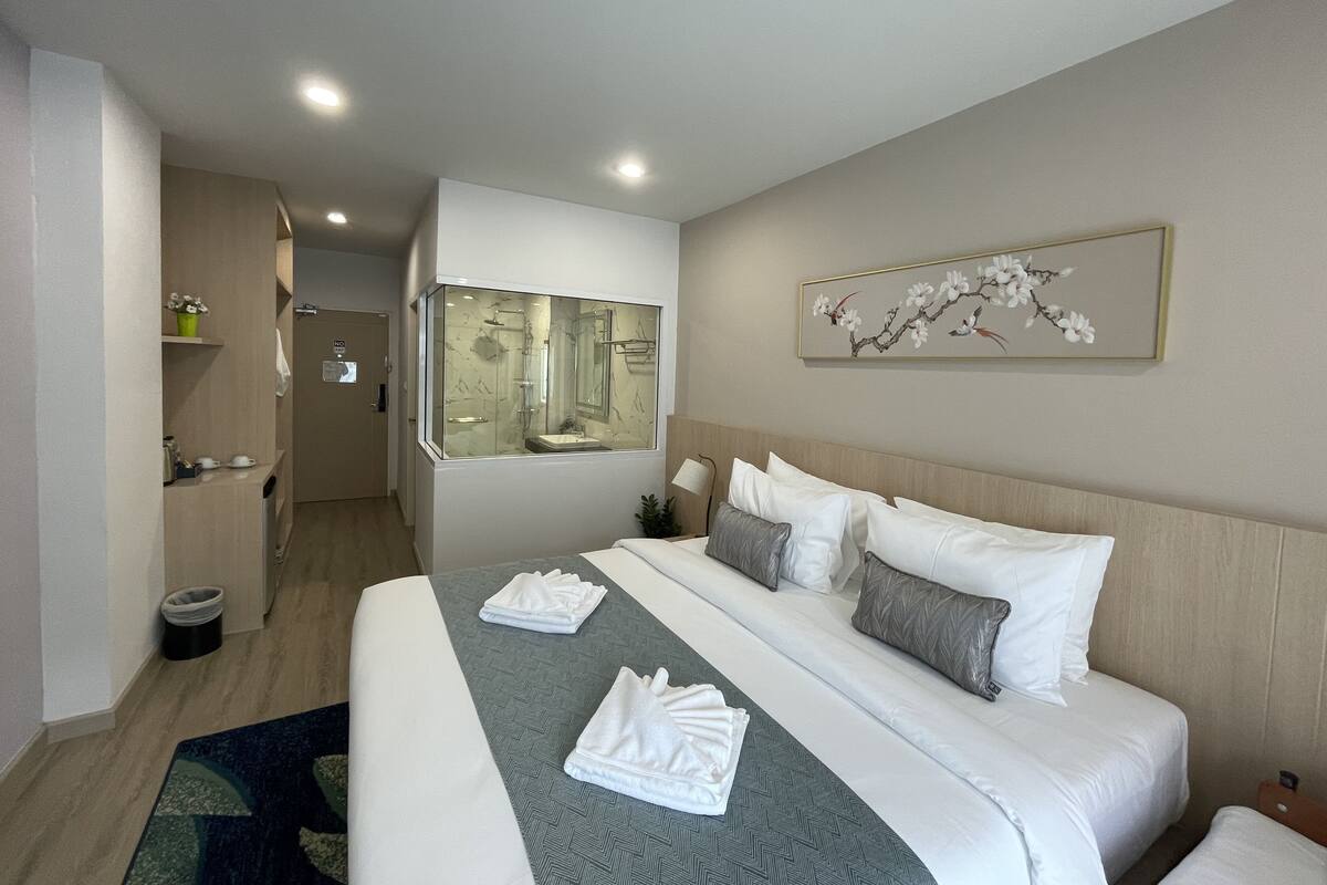 Quarto Quádruplo Familiar | 1 quarto, minibar grátis, cofre no quarto, ferro/tábua de engomar