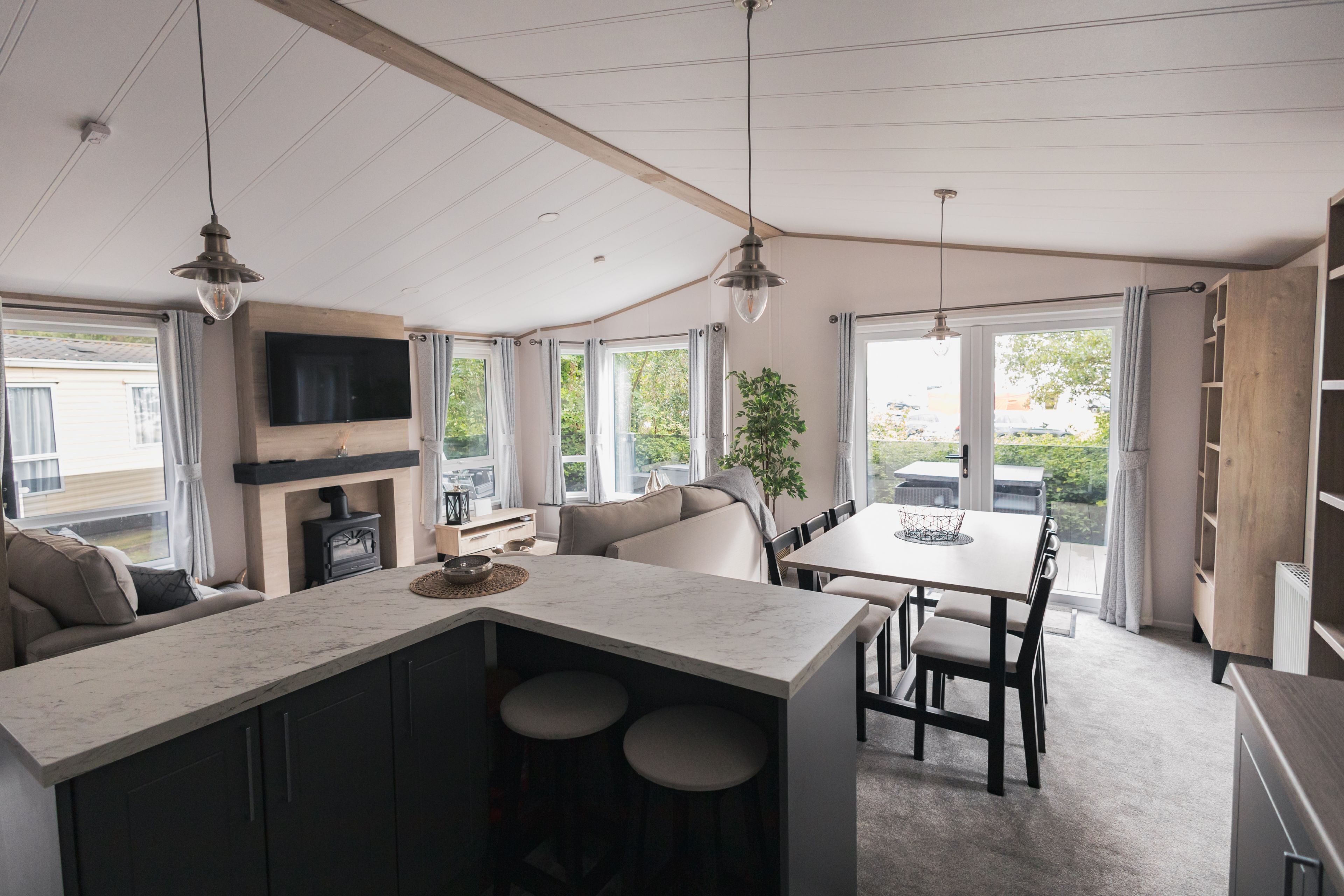 Shoreline - A Spacious, Well Appointed Lodge Overlooking Christchurch Harbour. - Barton on Sea