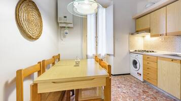 Apartamento Clássico | Cozinha privada | Um frigorífico, um micro-ondas, uma placa de cozinha