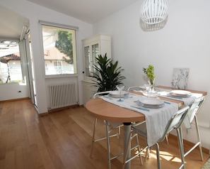 Apartamento Superior, terraço, na torre | Sala de estar | Televisor de 20 polegadas com canais via satélite 