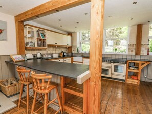 Um frigorífico, uma máquina de lavar louça, uma chaleira elétrica