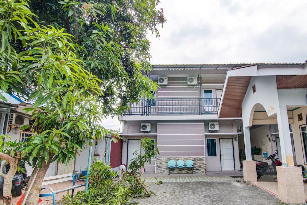 Oyo 92861 Raya Guest House Syariah - West Sumatra