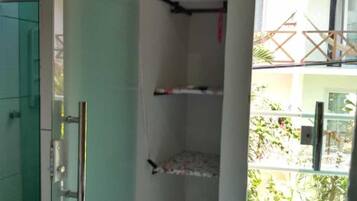 Quarto quádruplo família, varanda, vista para a cidade | Guarda-roupa